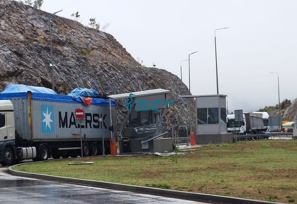 Carinik ozlijeđen nakon što je šleper udario u carinsku kućicu ...
