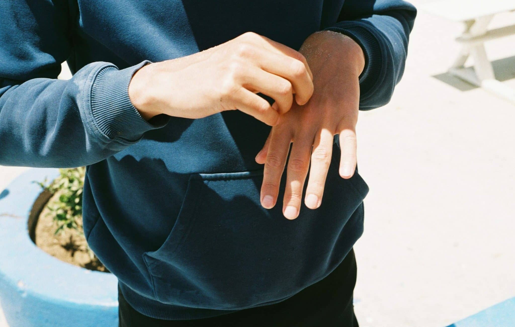 KOŽA VAS SVRBI, A RUKE I NOGE TRNU? Simptomi bolesti od koje boluje ...